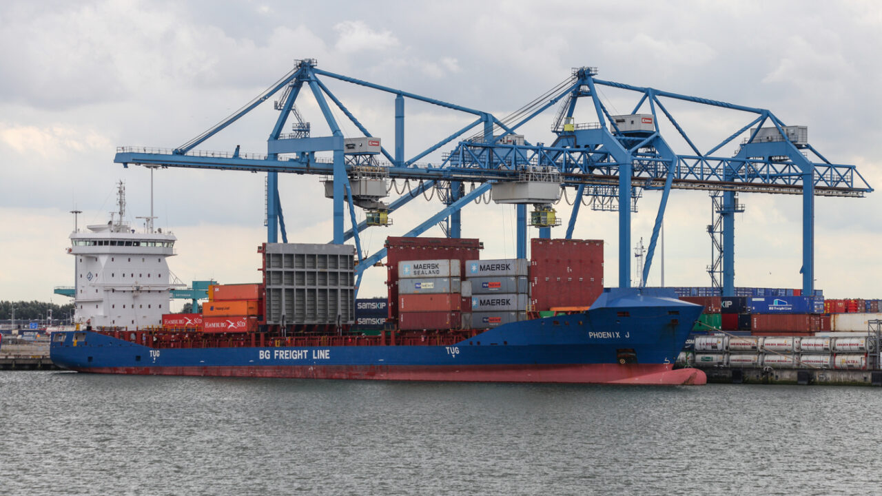 Port of Rotterdam sees €320 million in gross investments - Port ...