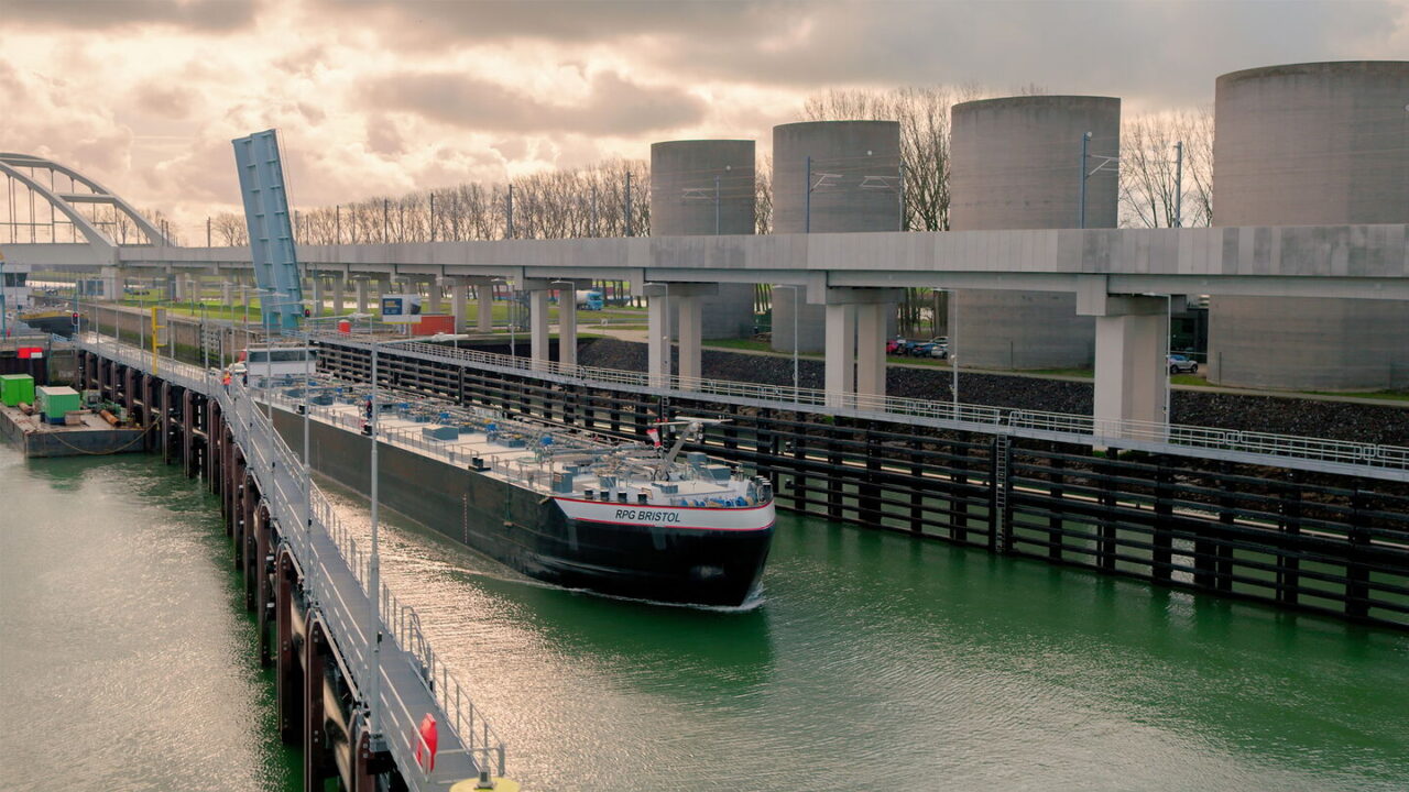 Port of Rotterdam begins major renovation on Rozenburg Lock - Port ...